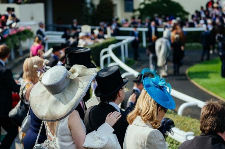 Full Guide to a Day at the Races for Beginners | Horse Racing