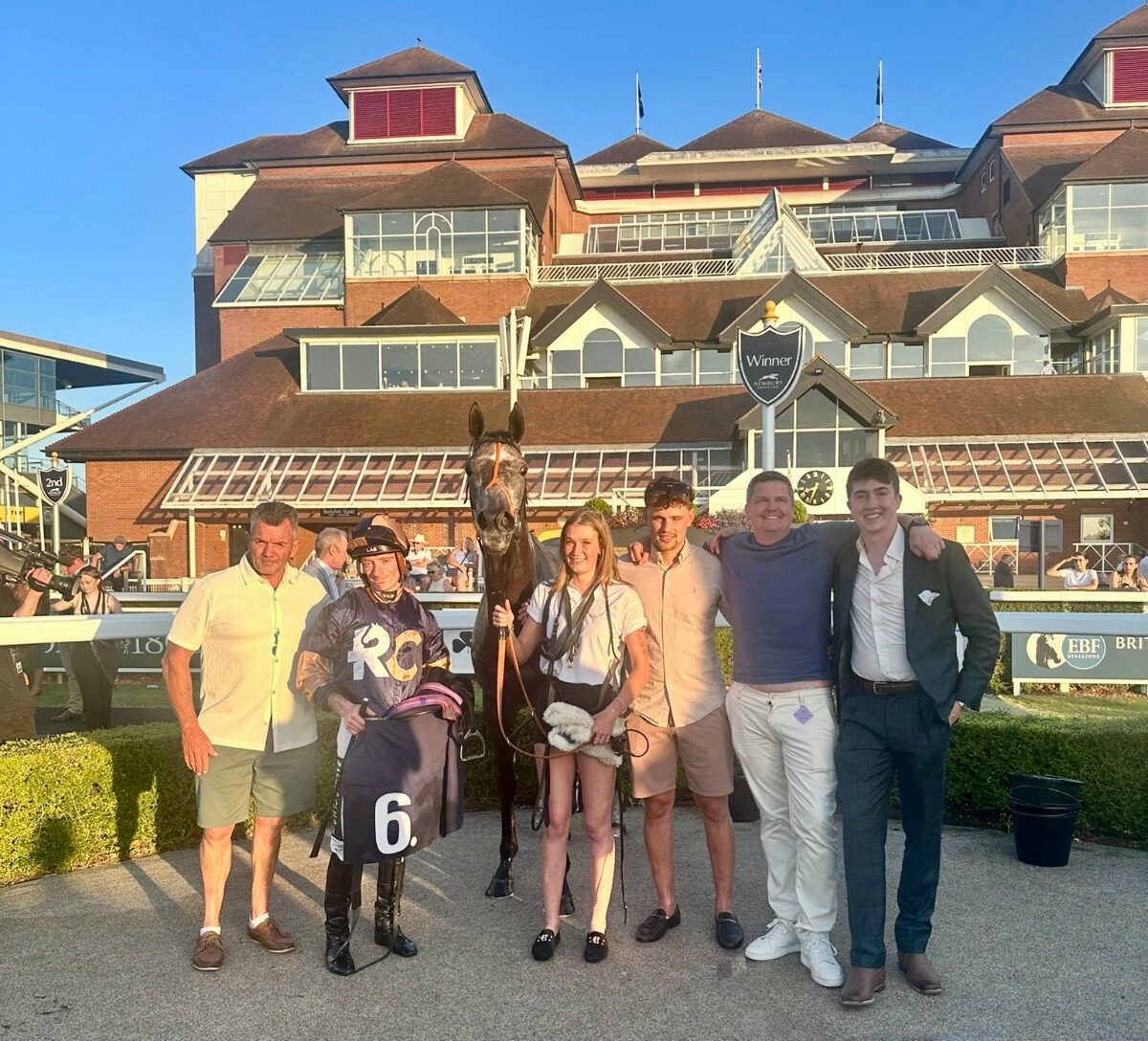 Dayzee Wins Decisively At Newbury - Race Report - Racing Club